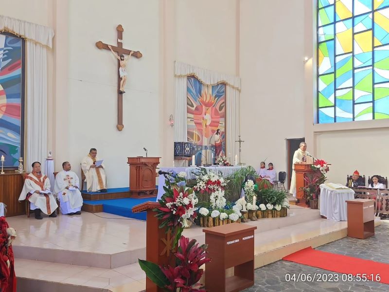 Paroki Maria Ratu Damai Tomohon Rayakan 36 Tahun Tahbisan Gereja dan 25 ...