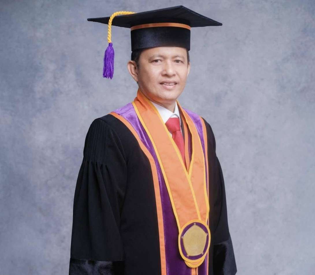 Stefanus Sampe: Pernah Jadi Cleaning Service, Kini Profesor Termuda di ...